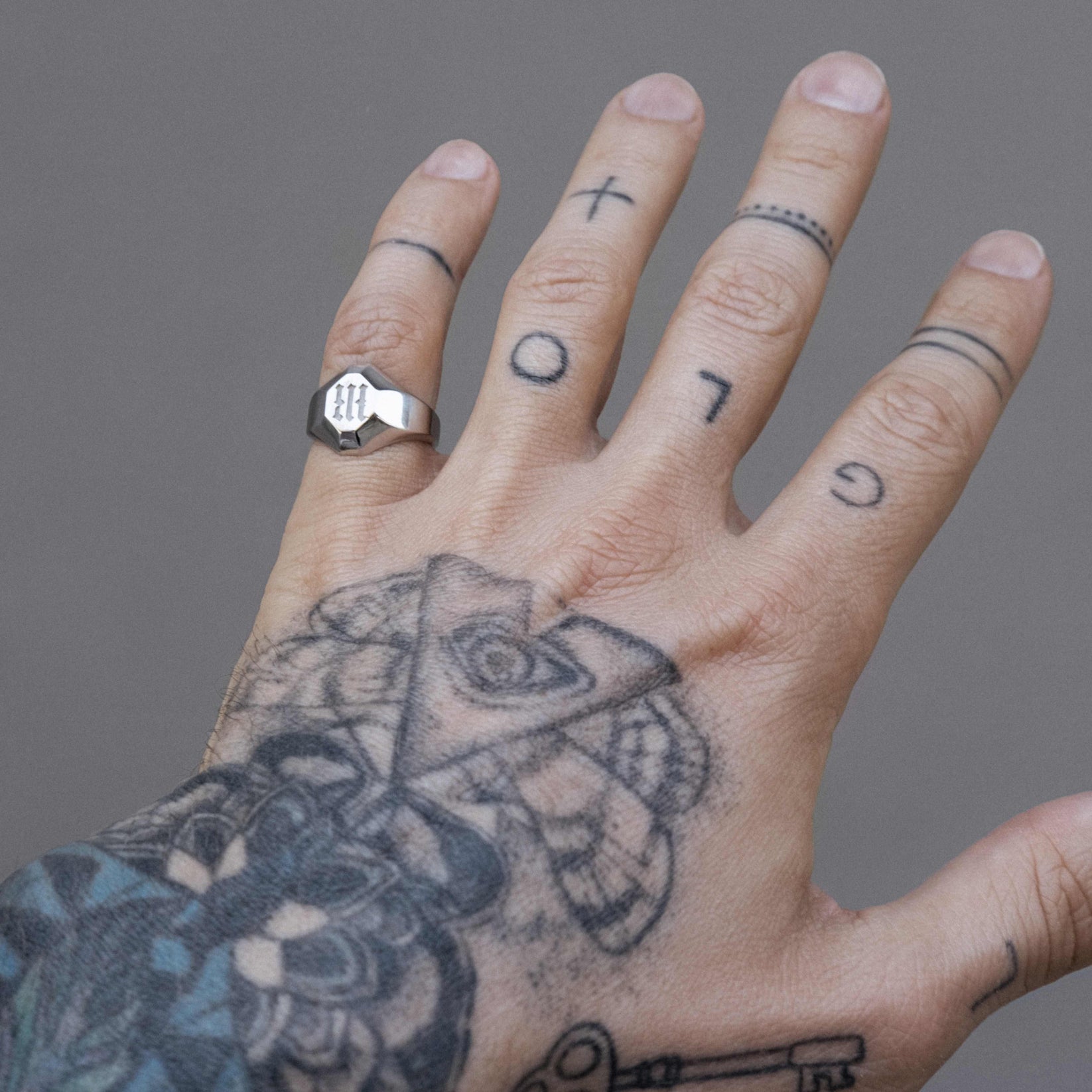 SIGNET RING "GOTHIC LOGO" / SILVER - Hands Remember